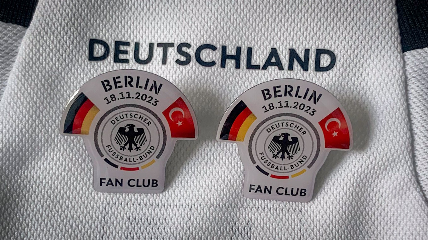 Pin-Spende in Berlin für Laughing Hearts e.V. :: DFB - Deutscher ...