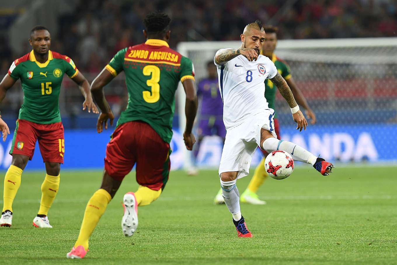 Chile startet mit 2:0 gegen Kamerun :: DFB - Deutscher Fußball-Bund e.V.