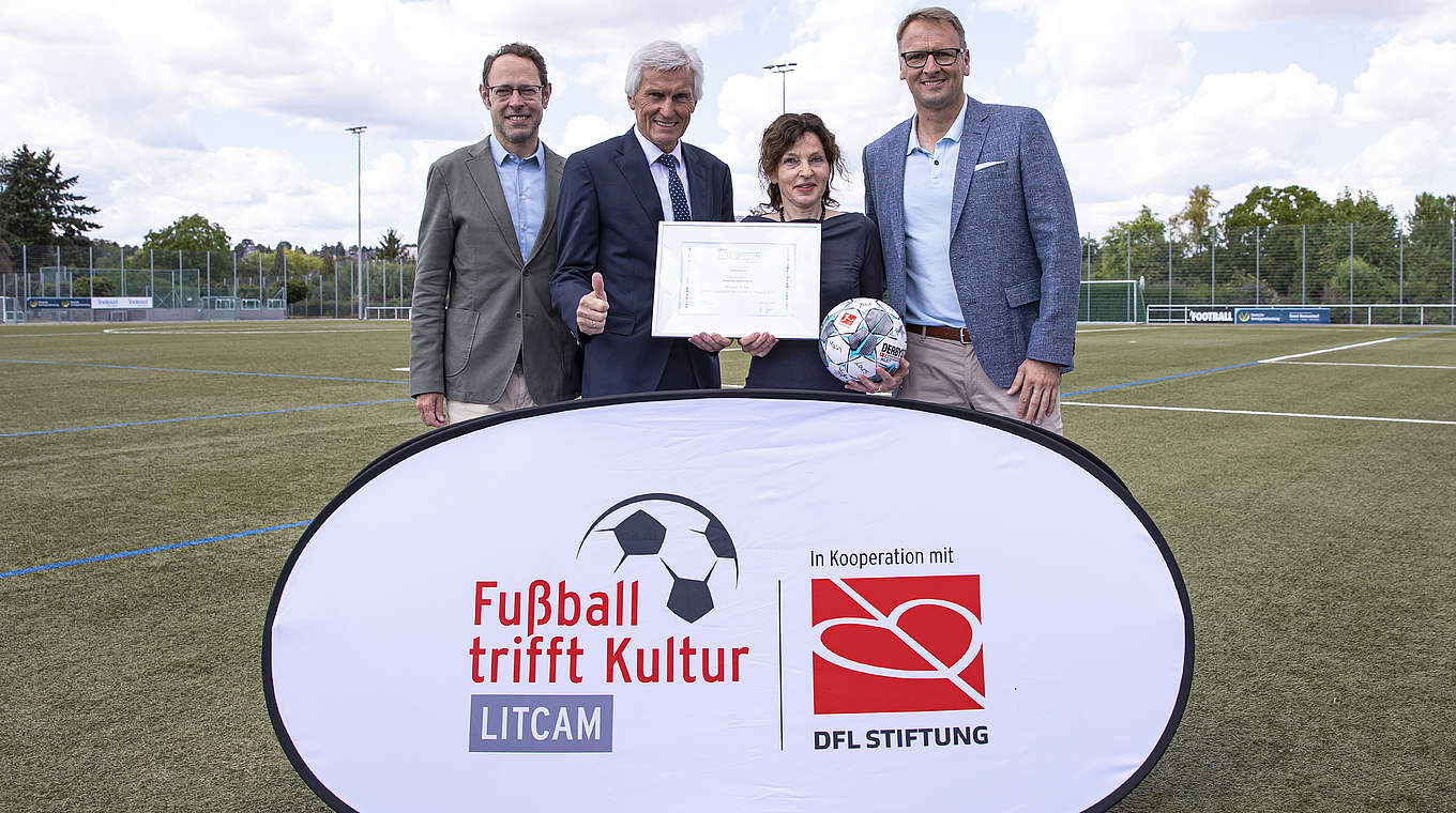 UEFA spendet 45.500 Euro für LitCam-Projekt "Fußball trifft Kultur ...