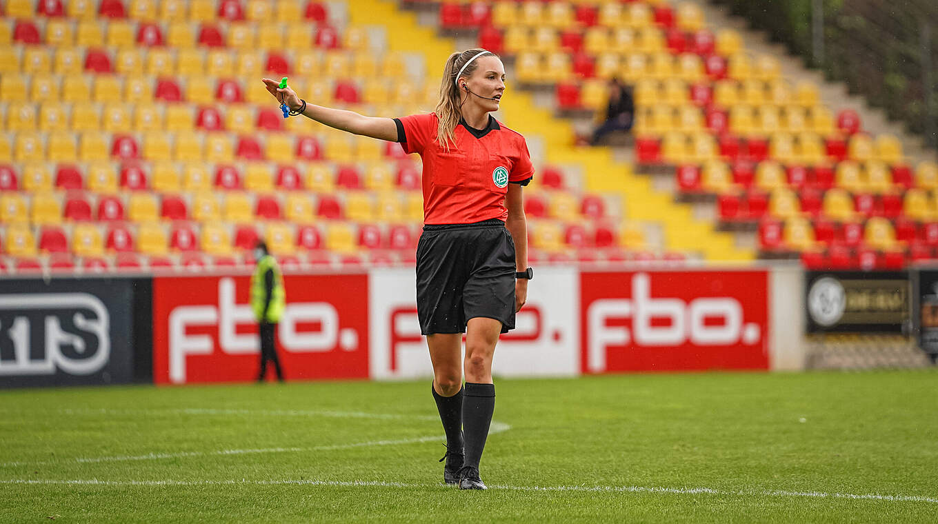 Fabienne Michel pfeift Sand gegen Jena :: DFB - Deutscher Fußball-Bund e.V.