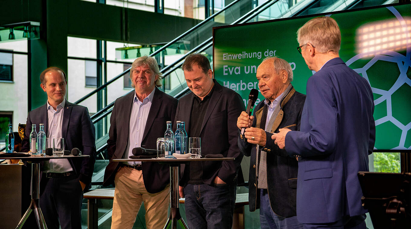 "Bis heute unvergleichlich": Herberger Lounge in Mannheim eingeweiht ...