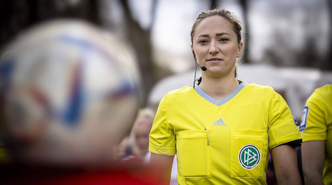 Melissa Joos pfeift FC Bayern gegen Potsdam :: DFB - Deutscher Fußball ...