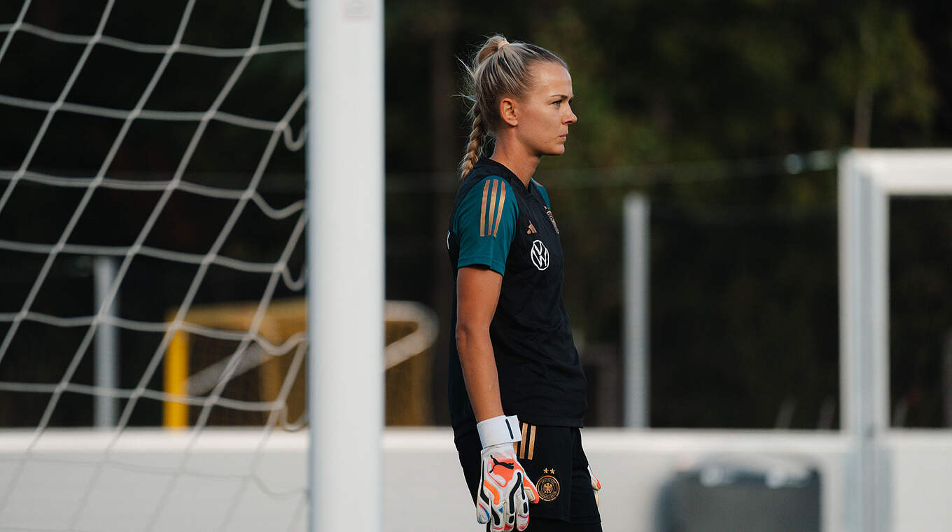 Merle Frohms: "Den Fans etwas zurückgeben" :: DFB - Deutscher Fußball ...