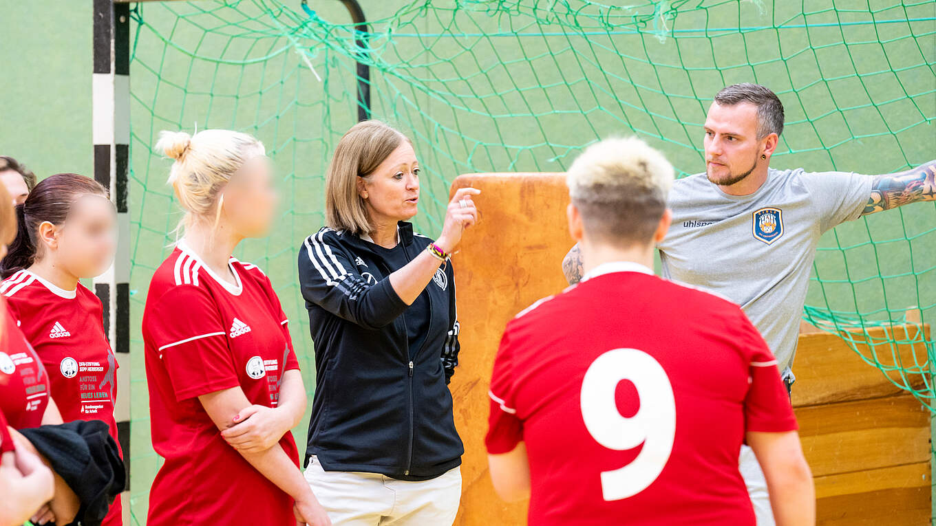 Lingor besucht JVA Zweibrücken: Mut machen für bessere Zukunft :: DFB ...