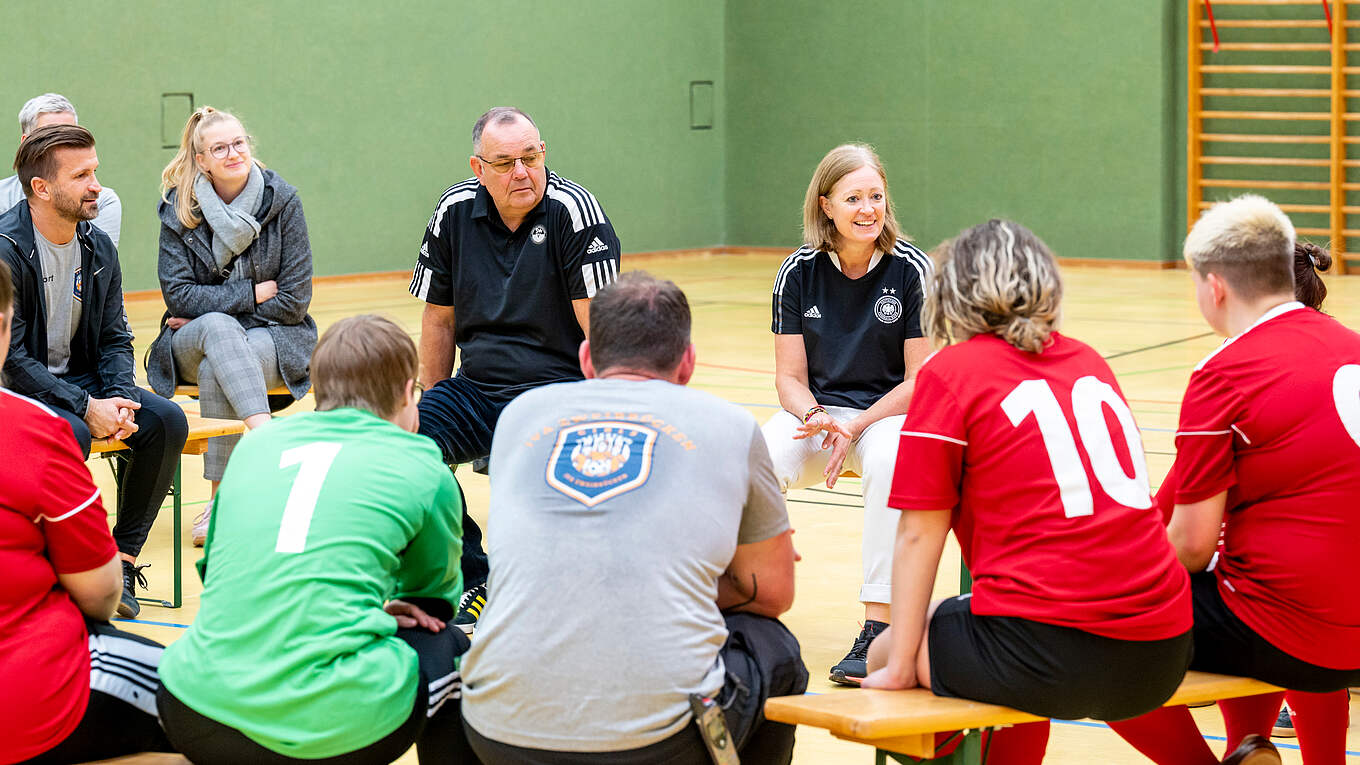 Lingor besucht JVA Zweibrücken: Mut machen für bessere Zukunft :: DFB ...