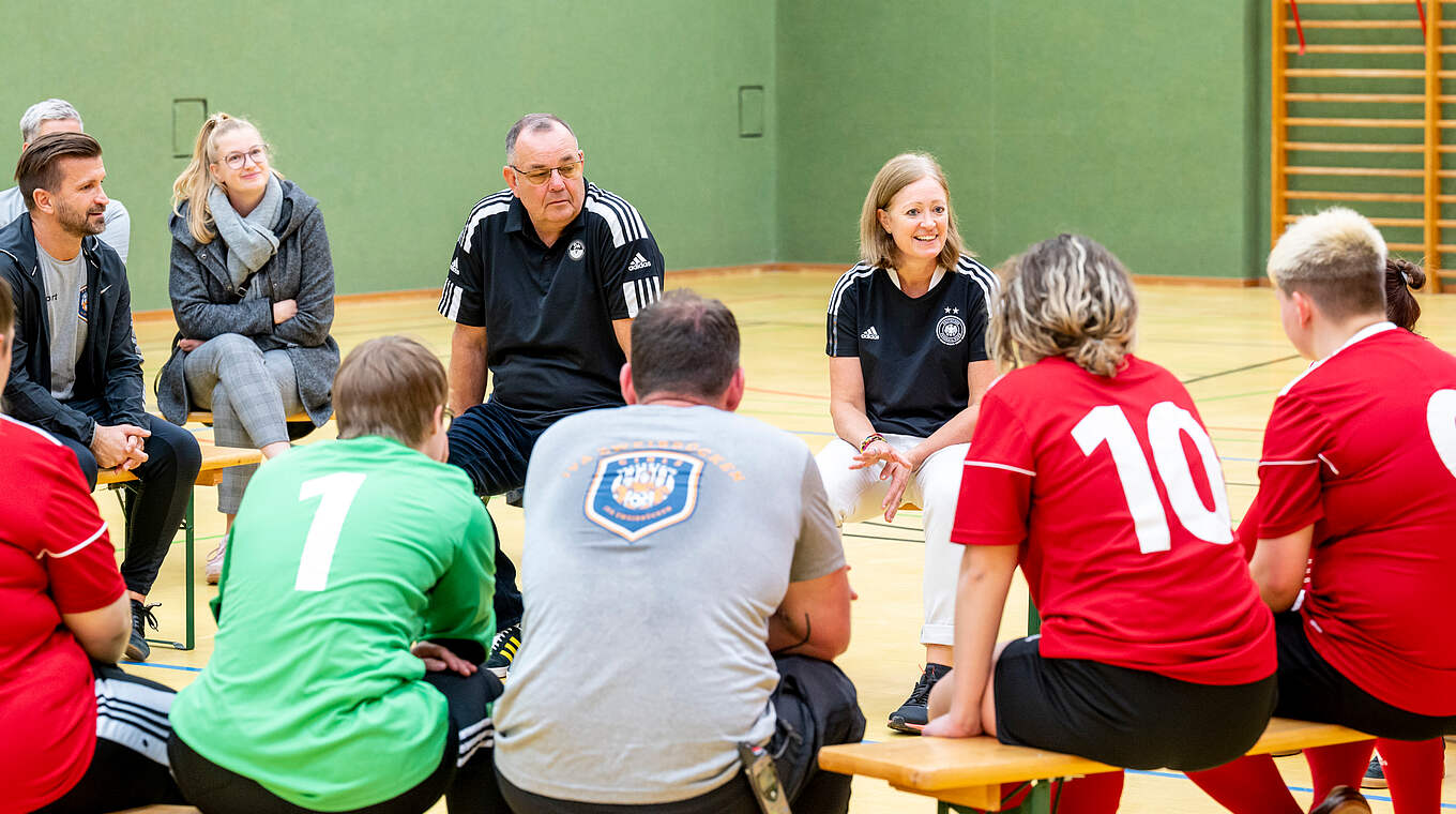 Lingor besucht JVA Zweibrücken: Mut machen für bessere Zukunft :: DFB ...