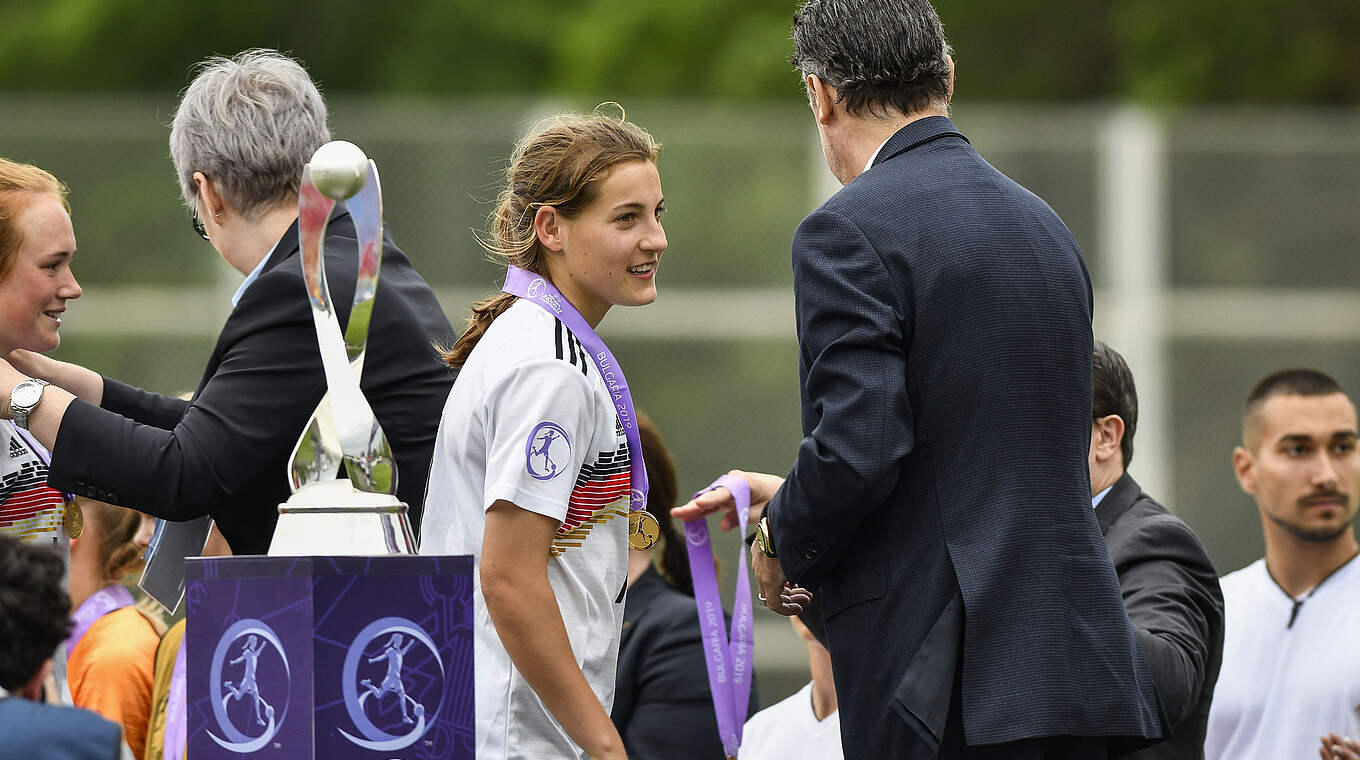 Neue FC-Stürmerin Wamser: "Wertschätzung und Verpflichtung" :: DFB ...