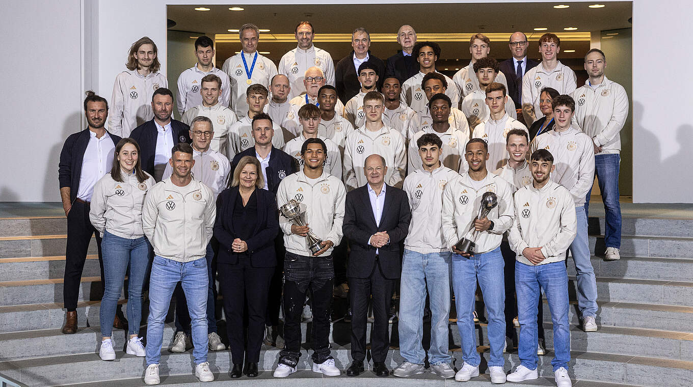 Olaf Scholz empfängt U 17-Welt- und Europameister :: DFB - Deutscher ...