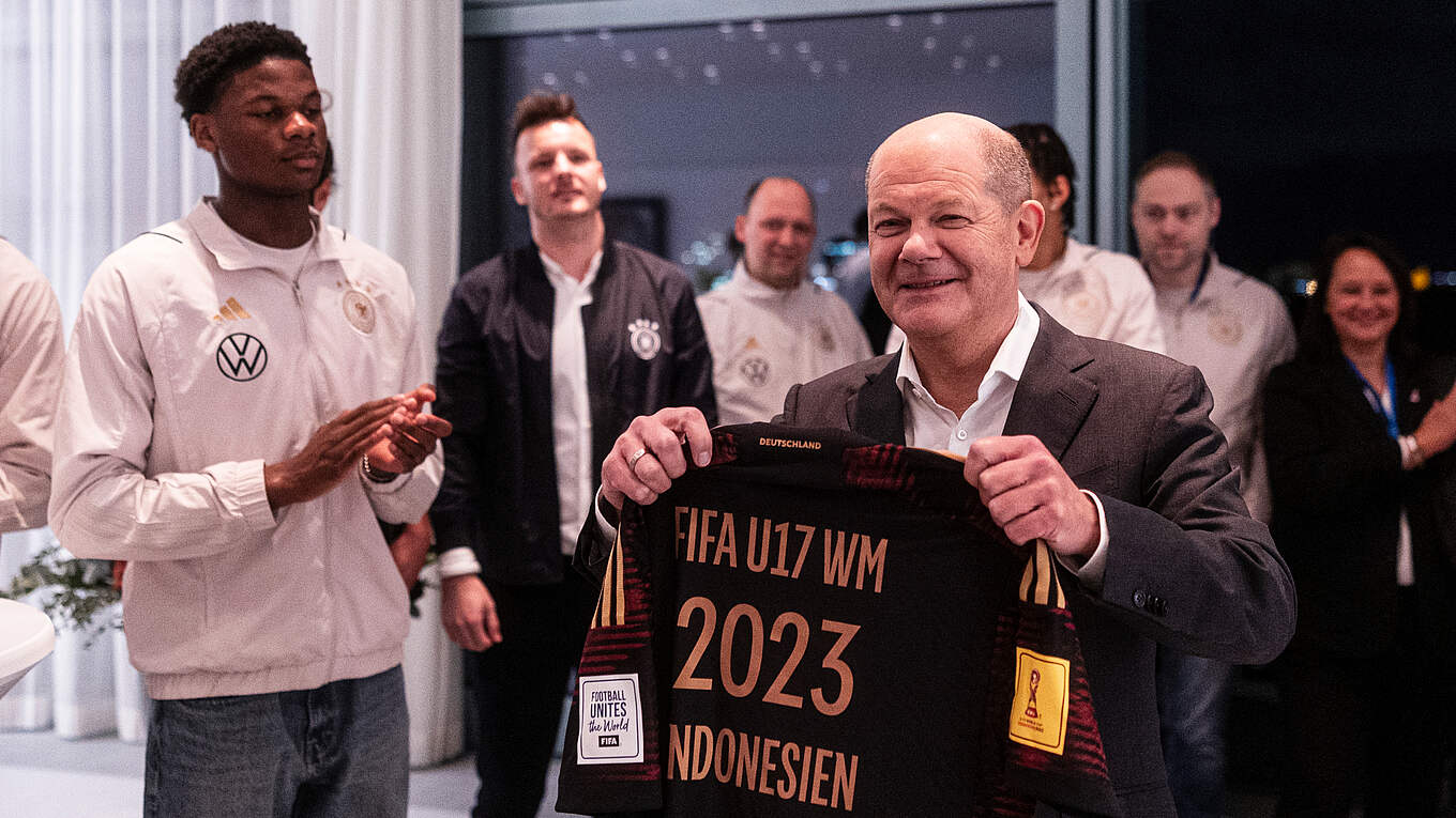 Olaf Scholz empfängt U 17-Welt- und Europameister :: DFB - Deutscher ...