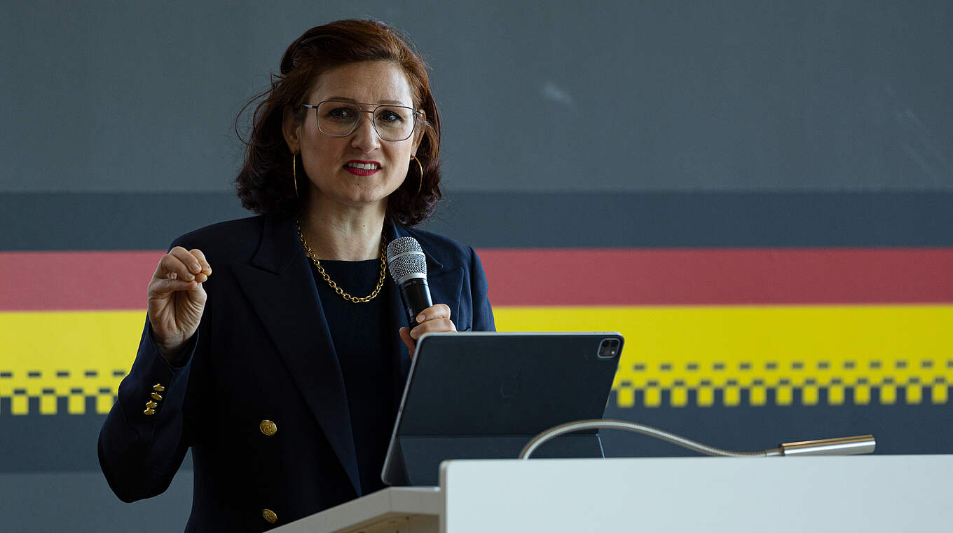 Ferda Ataman: "Ich hoffe, unsere Mannschaft zieht durch" :: DFB ...