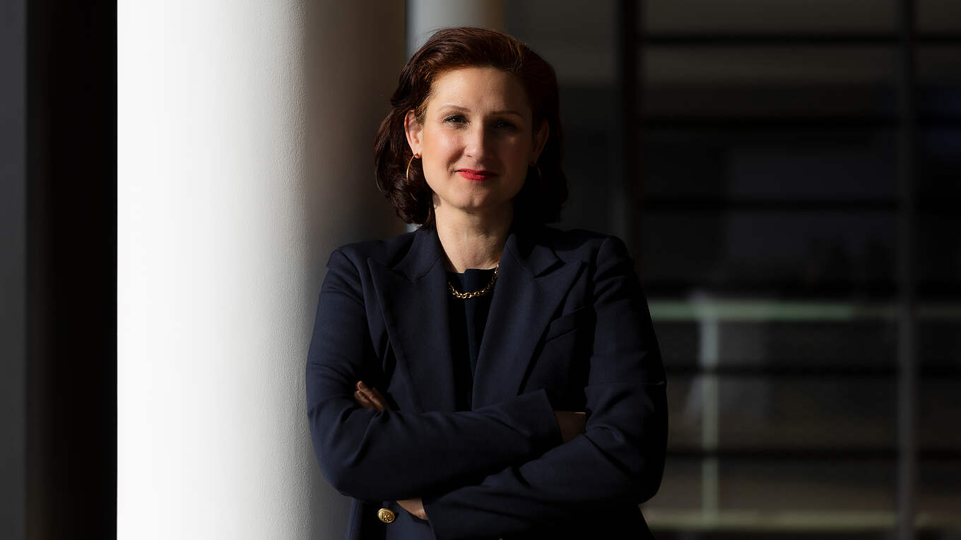 Ferda Ataman: "Ich hoffe, unsere Mannschaft zieht durch" :: DFB ...