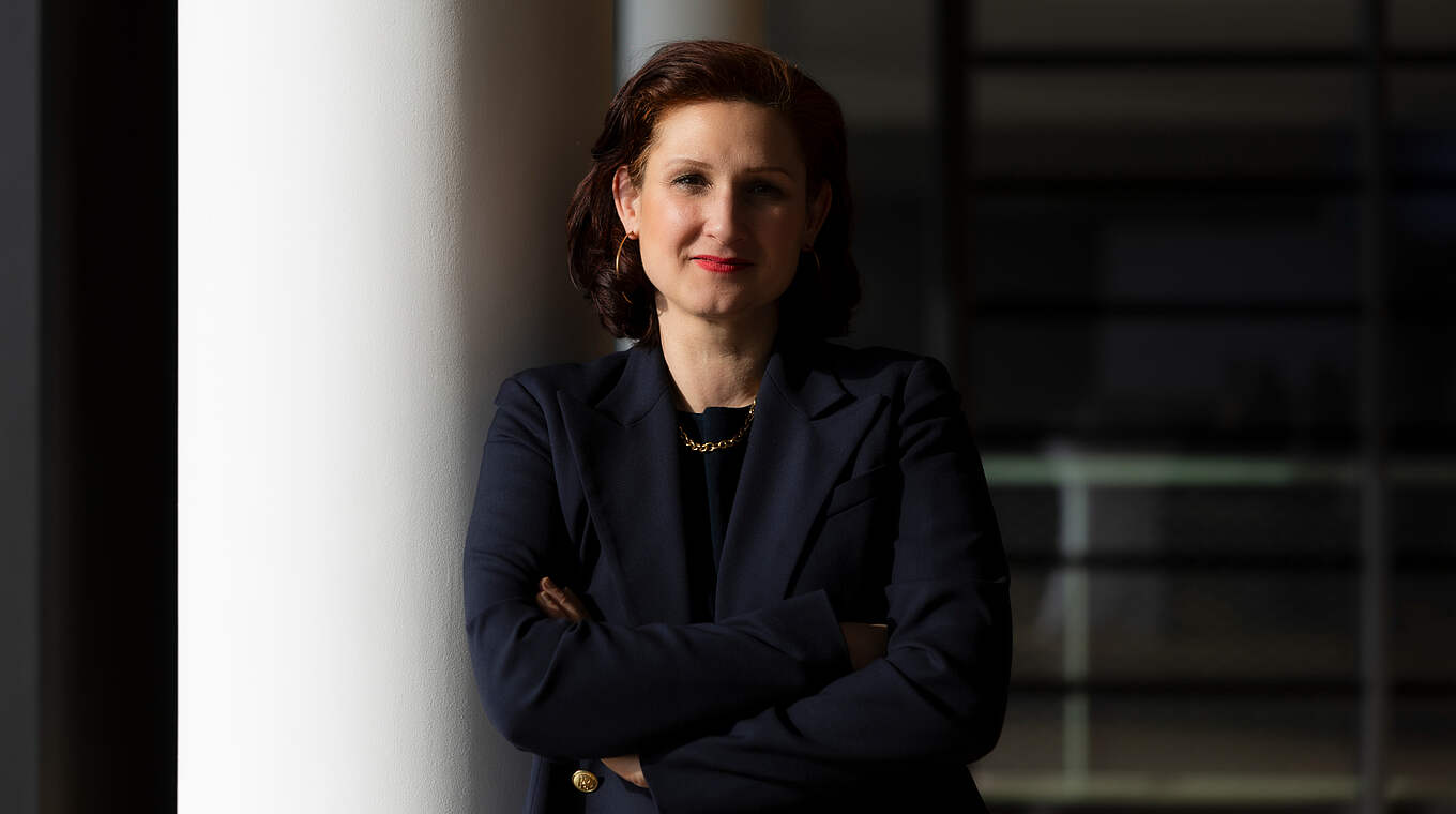 Ferda Ataman: "Ich hoffe, unsere Mannschaft zieht durch" :: DFB ...