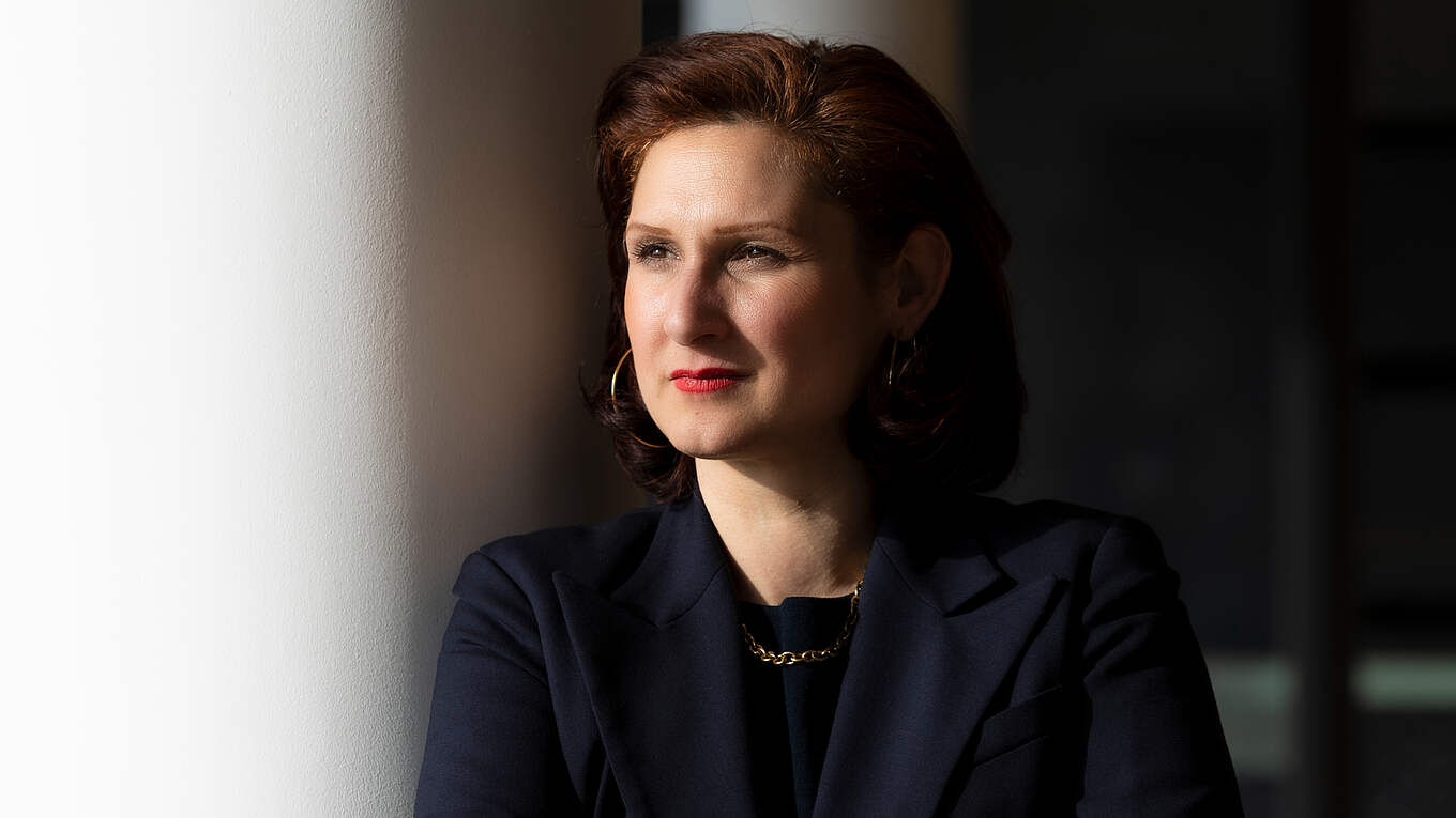 Ferda Ataman: "Ich hoffe, unsere Mannschaft zieht durch" :: DFB ...