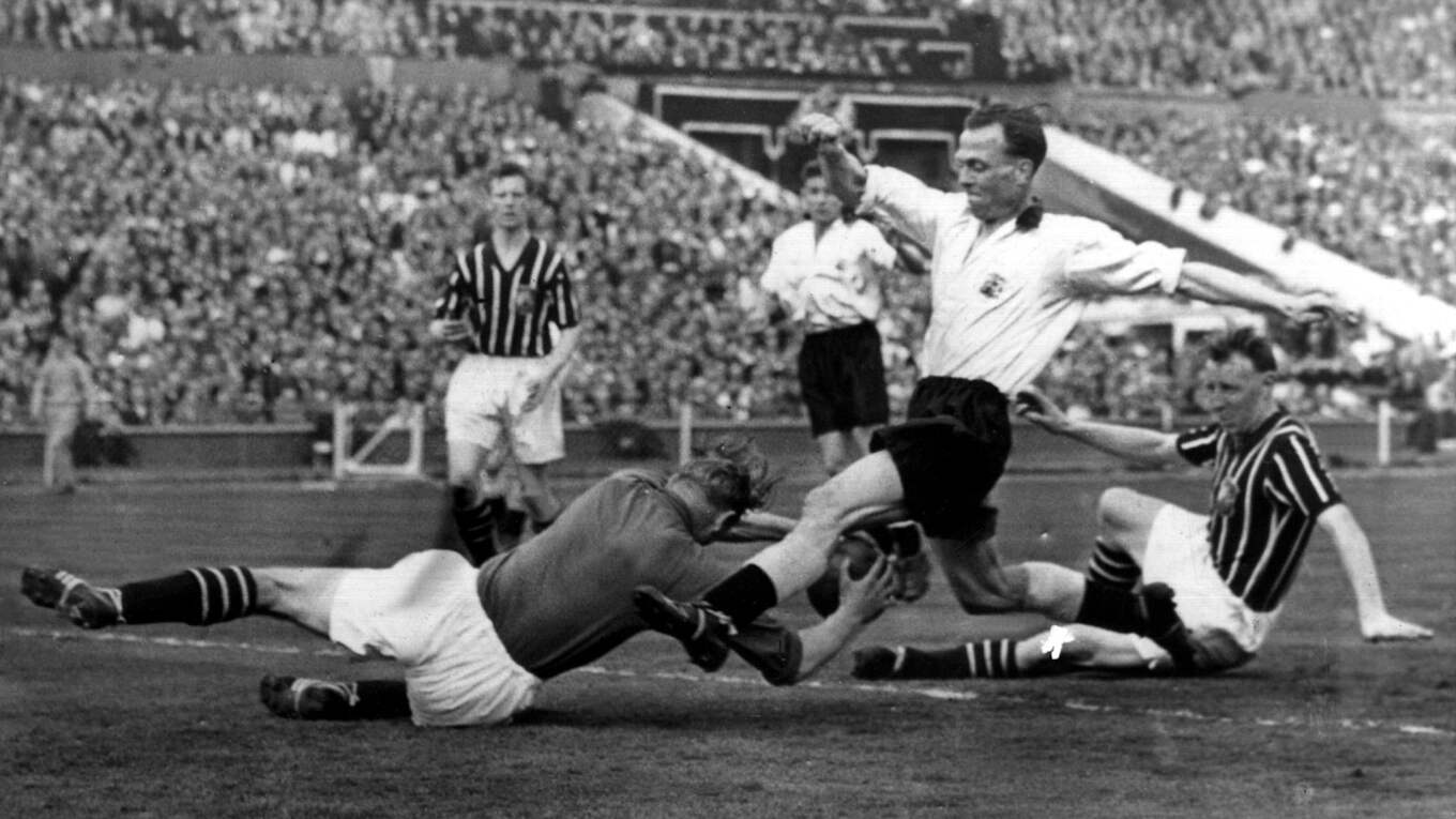 Bert Trautmann: Der Held, der keiner sein wollte :: DFB - Deutscher ...