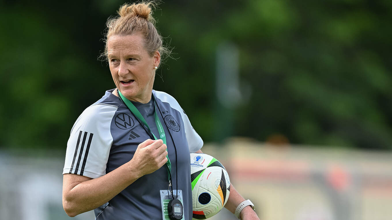 Melanie Behringer: "Es macht Spaß, das Team zu begleiten" :: DFB ...