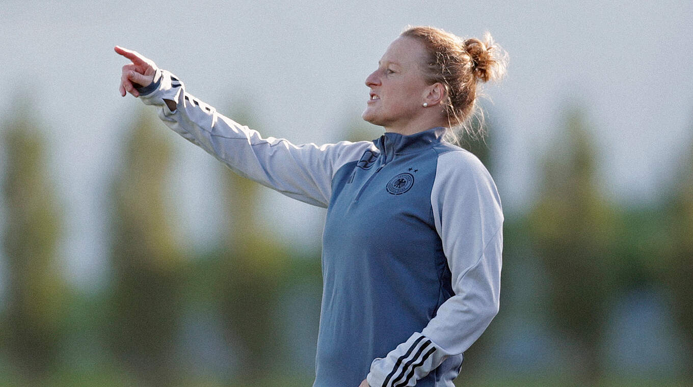 Melanie Behringer: "Es macht Spaß, das Team zu begleiten" :: DFB ...