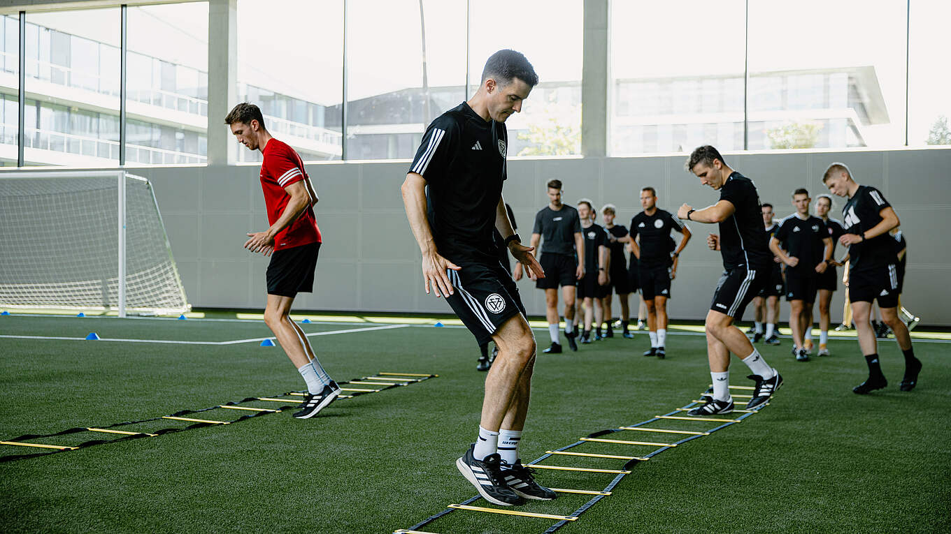 "Profi wird Coach": 21 Amateur-Schiris bei Premiere am Campus :: DFB ...